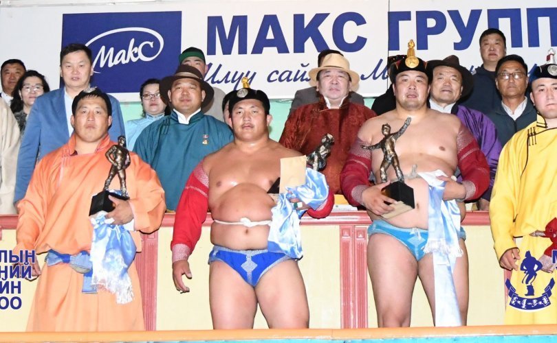 Булган аймгийн дөрвөн аваргын нэрэмжит барилдаанд Улсын харцага Б Бат Өлзий түрүүлэв